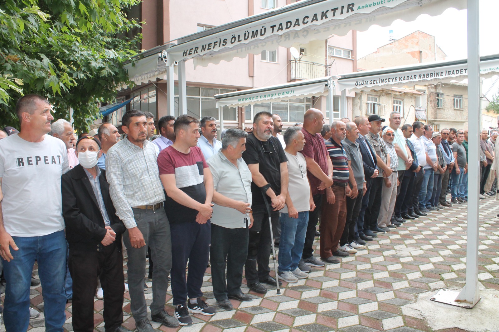 AFYON'DA TRAFİK KAZASINDA HAYATINI KAYBEDEN KADININ CENAZESİ TOPRAĞA ... AFYON'DA TRAFİK KAZASINDA HAYATINI KAYBEDEN KADININ CENAZESİ TOPRAĞA ...
