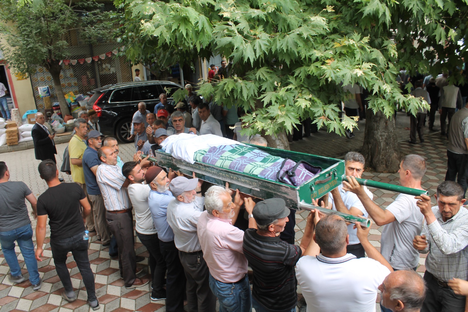 AFYON'DA TRAFİK KAZASINDA HAYATINI KAYBEDEN KADININ CENAZESİ TOPRAĞA ... AFYON'DA TRAFİK KAZASINDA HAYATINI KAYBEDEN KADININ CENAZESİ TOPRAĞA ...